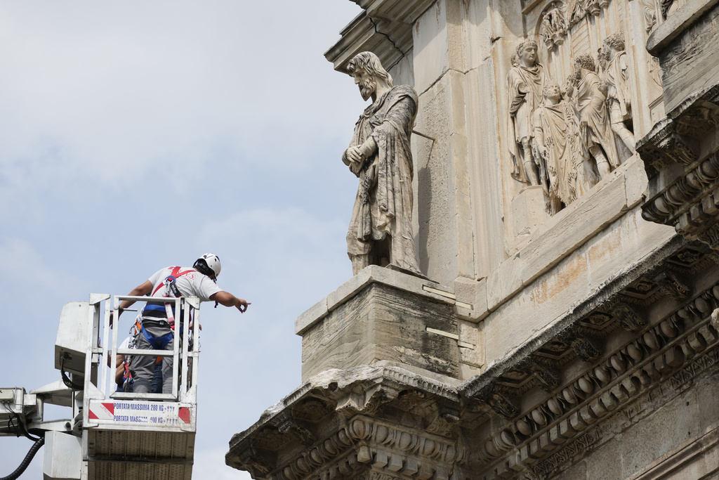 A lightning strike damages Rome’s ancient Constantine Arch | News ...